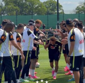 Neymar treina com resto do elenco e passa por corredor polonês